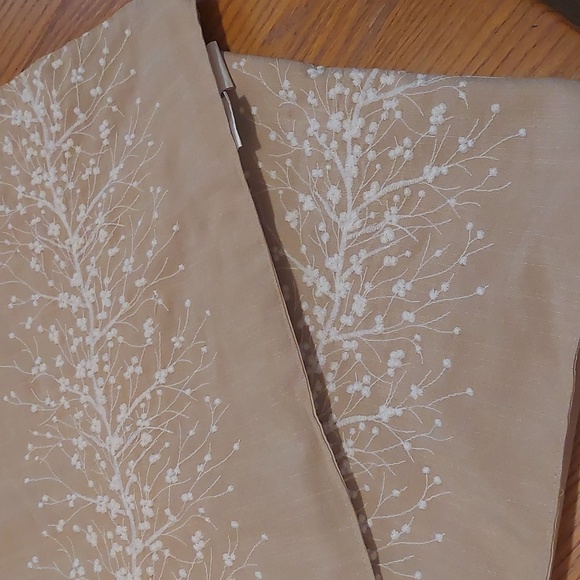 Laura Ashley | Kitchen | Laura Ashley Table Runner | Poshmark